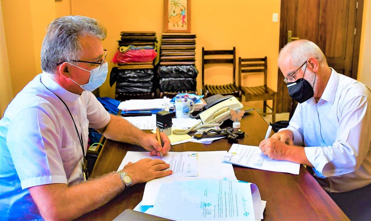 PUCESE y Vicariato Apostólico Esmeraldas firman convenio que beneficia ...